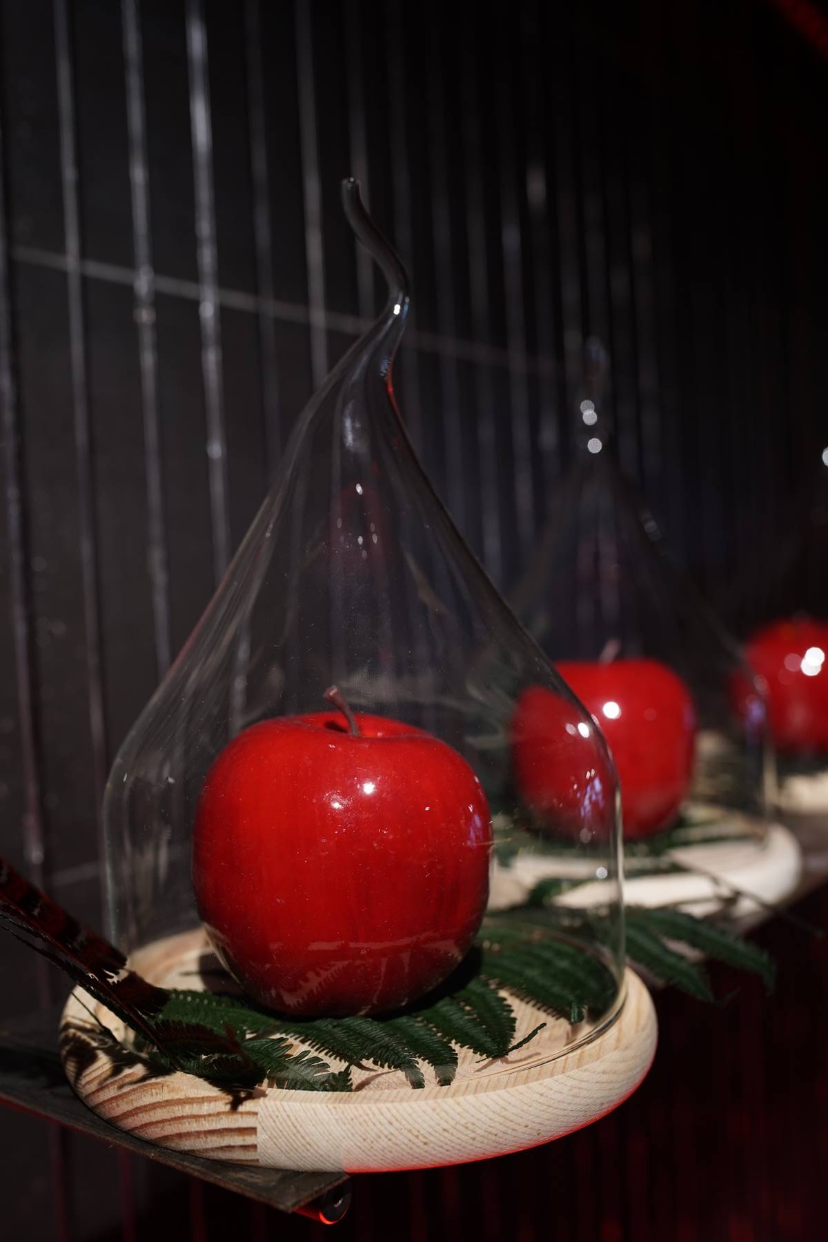 les pommes rouges décoratives I Symphonie florale fleuriste juvignac